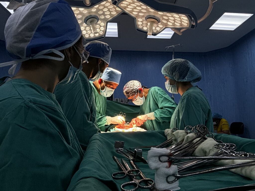 Cirugía ginecológica de alta complejidad salva la vida de una mujer de 47 años en el Hospital ...